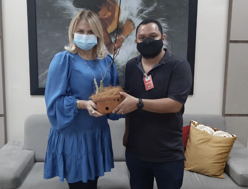 Reconhecimento por luta ambiental: pesquisador entrega orquídea batizada com o nome da ...